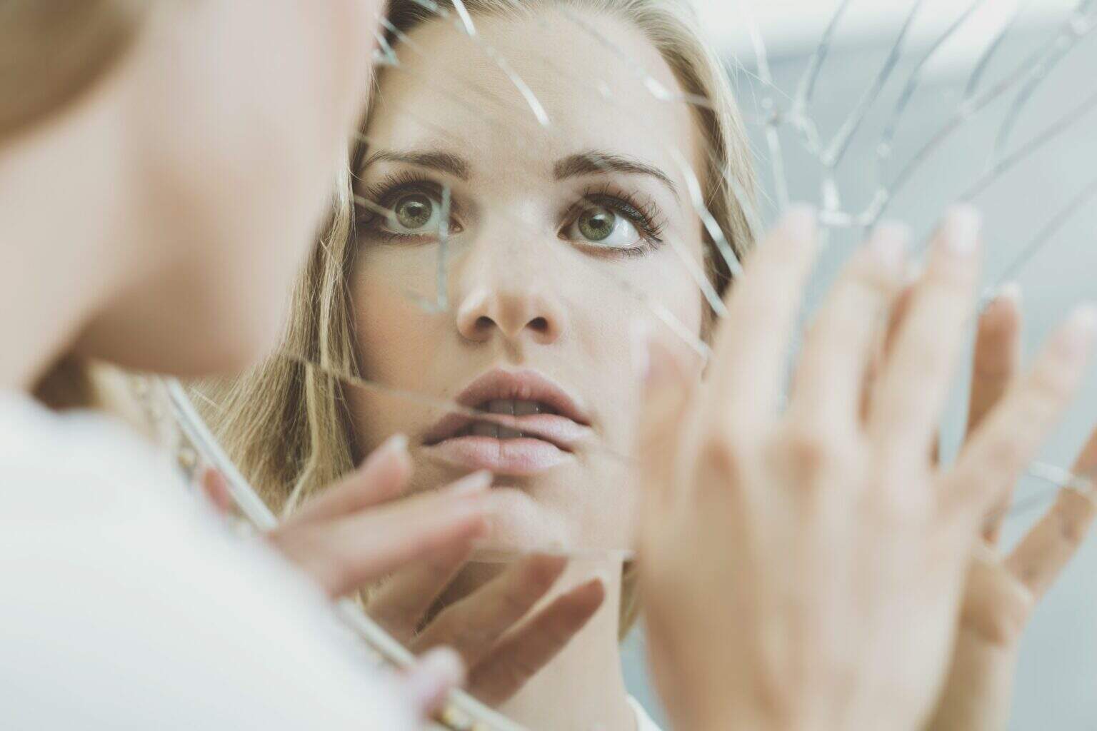 Symptoms of BPD in Females: Key Signs to Recognize
