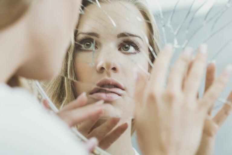 Symptoms of BPD in Females: Key Signs to Recognize